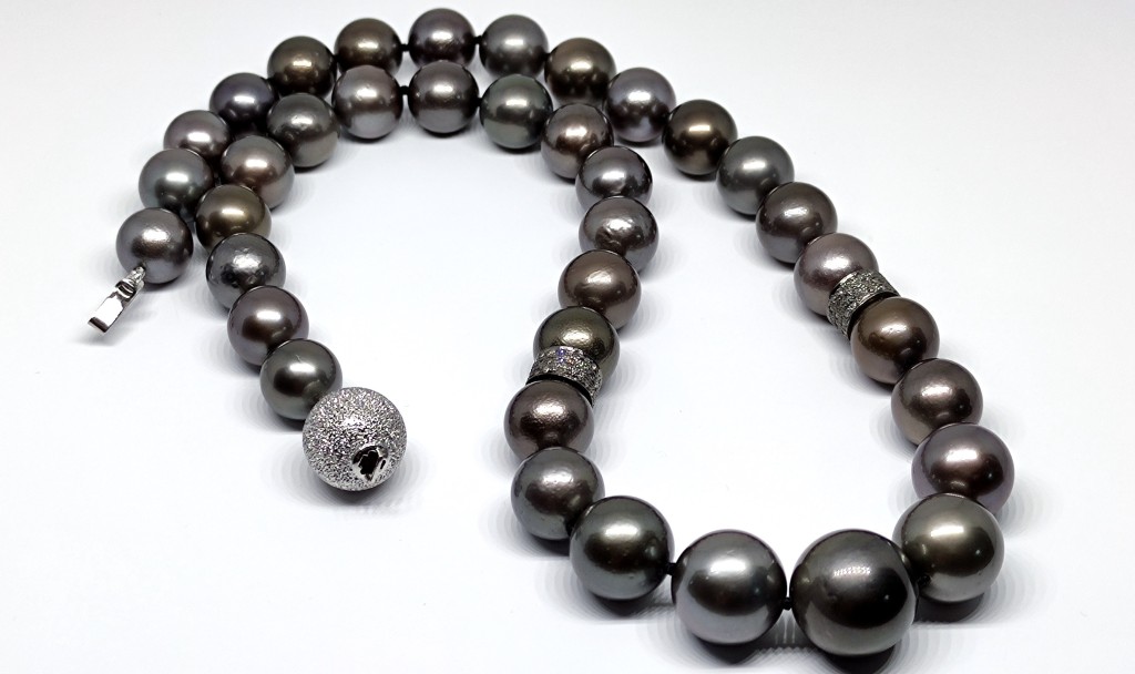 Comment porter un collier de perles noires